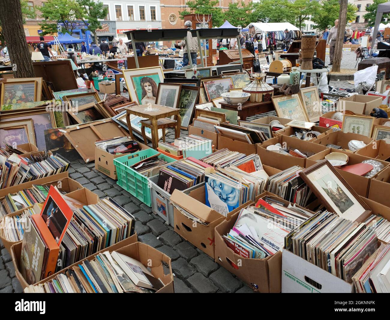 Flea market in Brussels - Belgium Stock Photo - Alamy