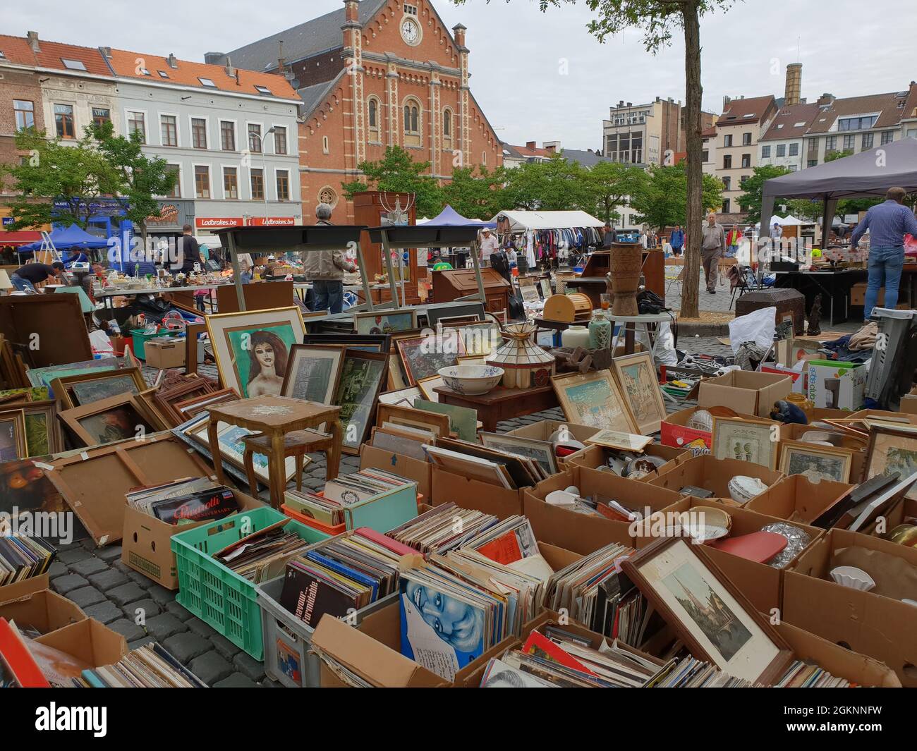 Vintage market in brussels hi-res stock photography and images - Alamy