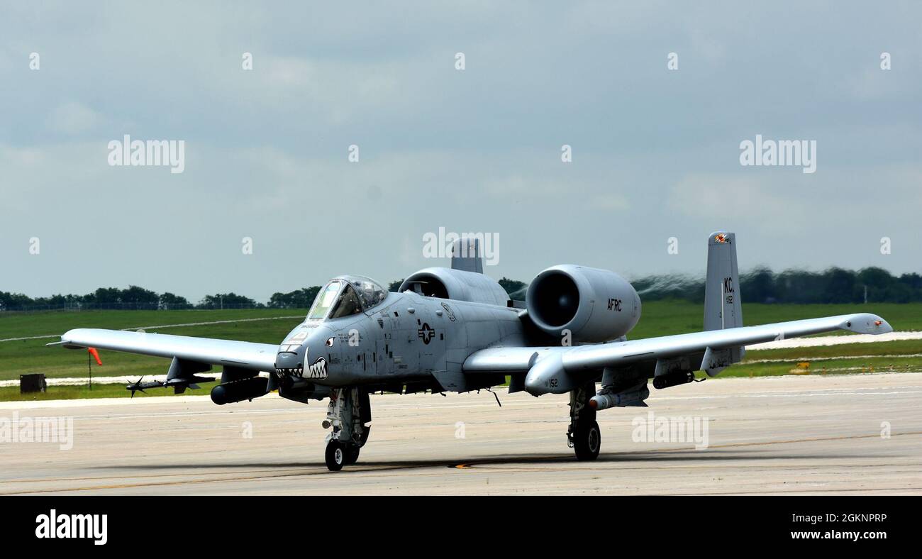 An A-10 Thunderbolt II with the 442d Fighter Wing lands at Whiteman Air ...