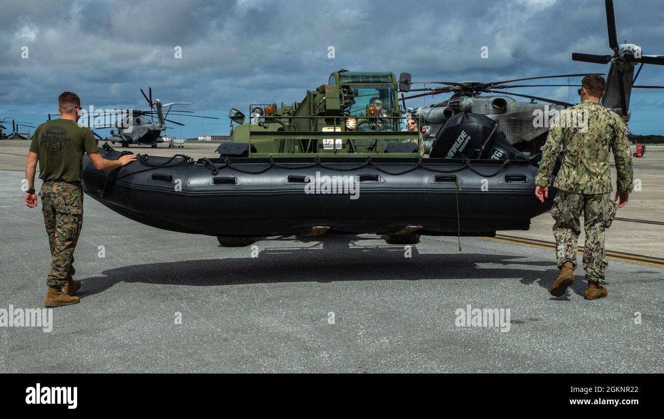 U.S. Marines and Sailors with Marine Heavy Helicopter Squadron (HMH ...