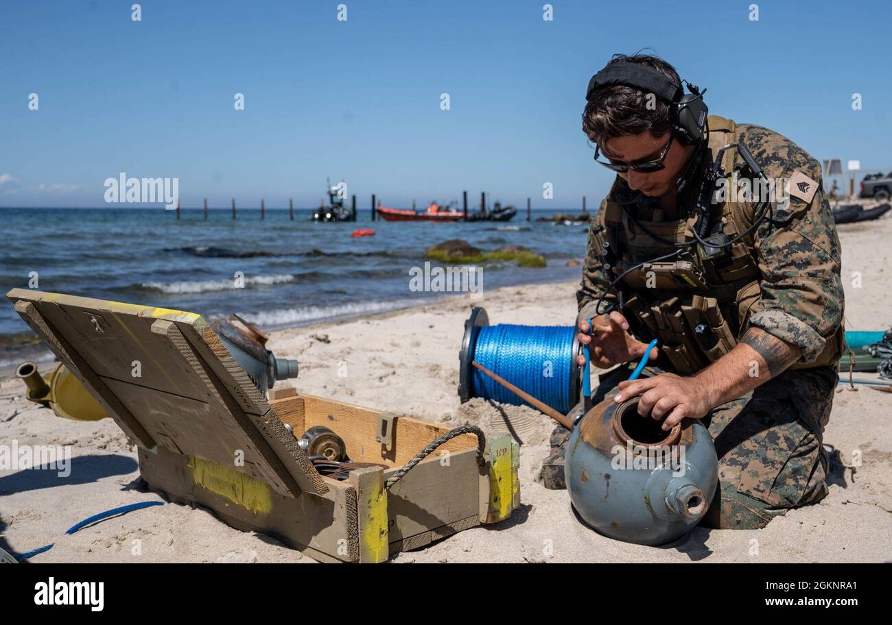 Marine Sgt. Tyler Joles, Explosive Ordnance Disposal Technician (EOD ...