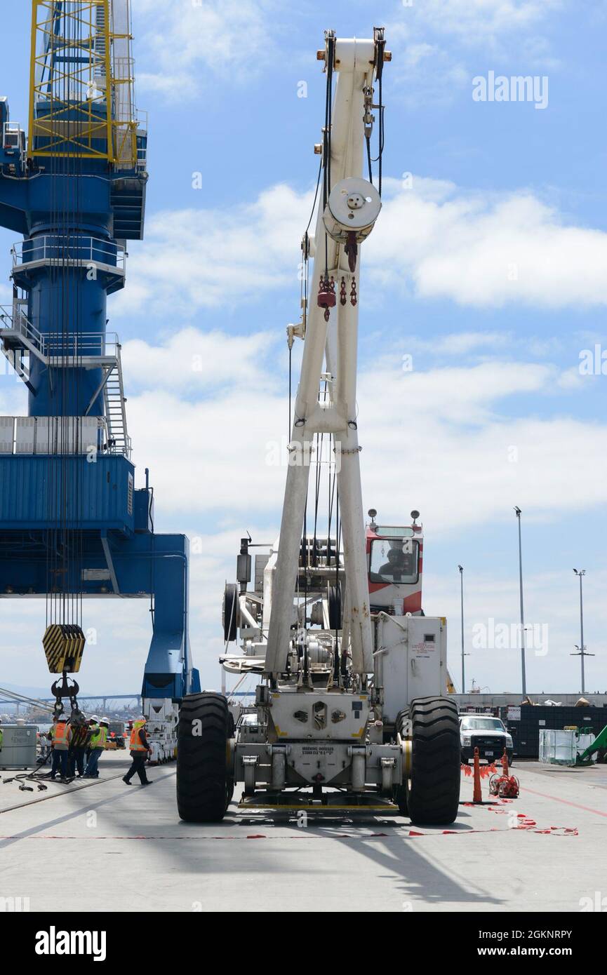 Salvage crane hi-res stock photography and images - Alamy