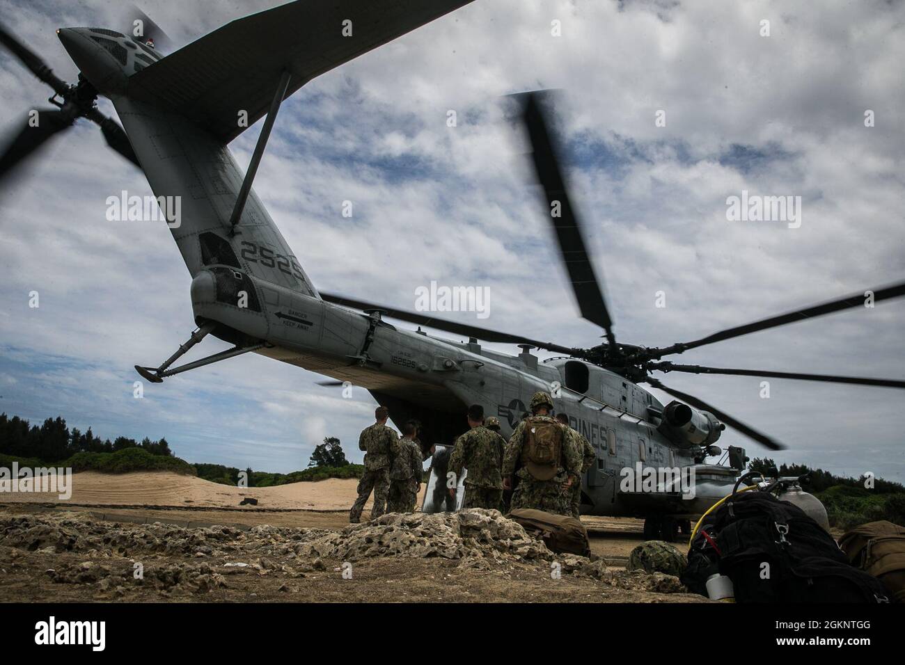 U.S. Marines and Sailors with Marine Heavy Helicopter Squadron (HMH ...
