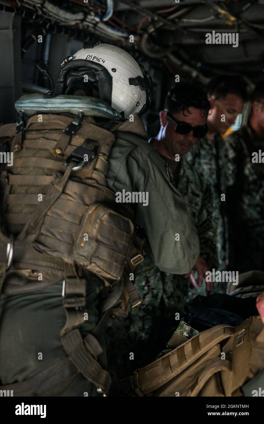 U.S. Marines and Sailors with Marine Heavy Helicopter Squadron (HMH ...