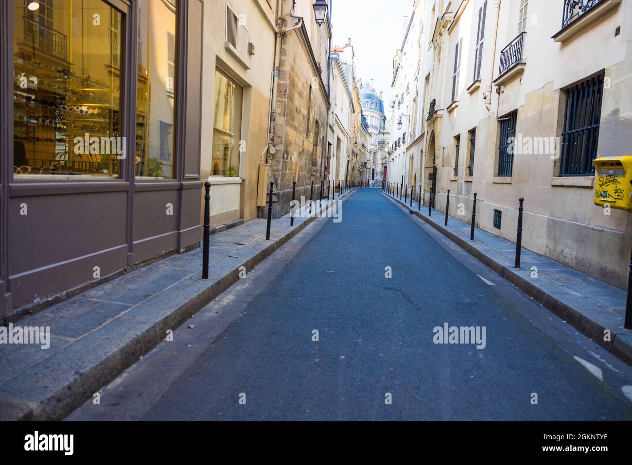 Small road alleyway through buildings in Paris, France Stock Photo - Alamy