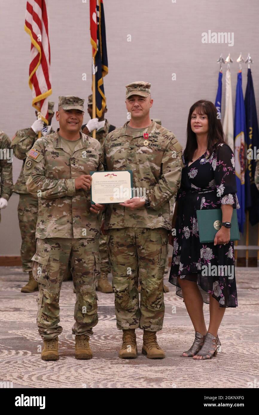 Maj. Gen. Tony Aguto (left), commander of 3rd Infantry Division ...