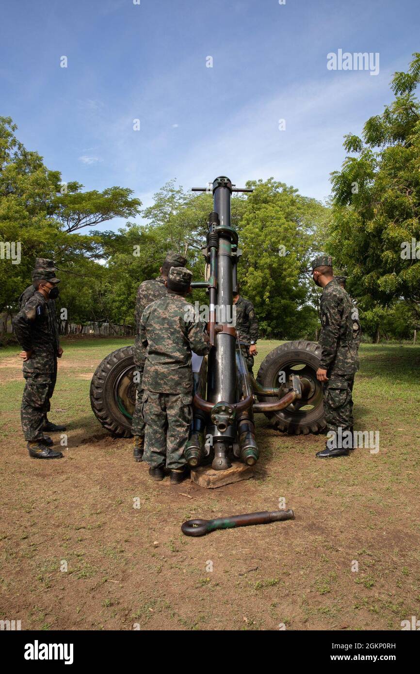 Soldiers of the Honduran Armed Forces Army, assigned to 4th Artillery ...