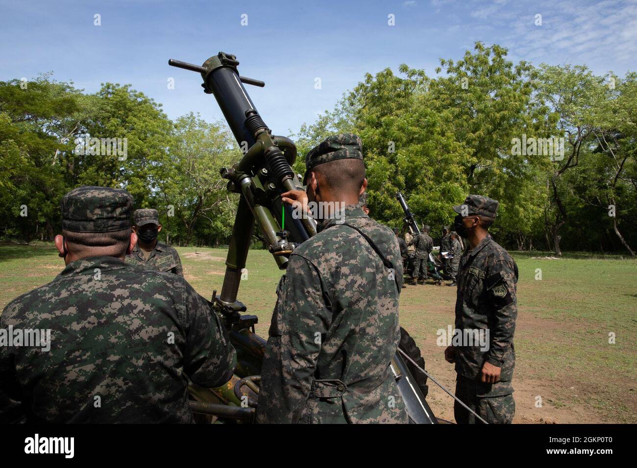 Soldiers of the Honduran Armed Forces Army, assigned to 4th Artillery ...