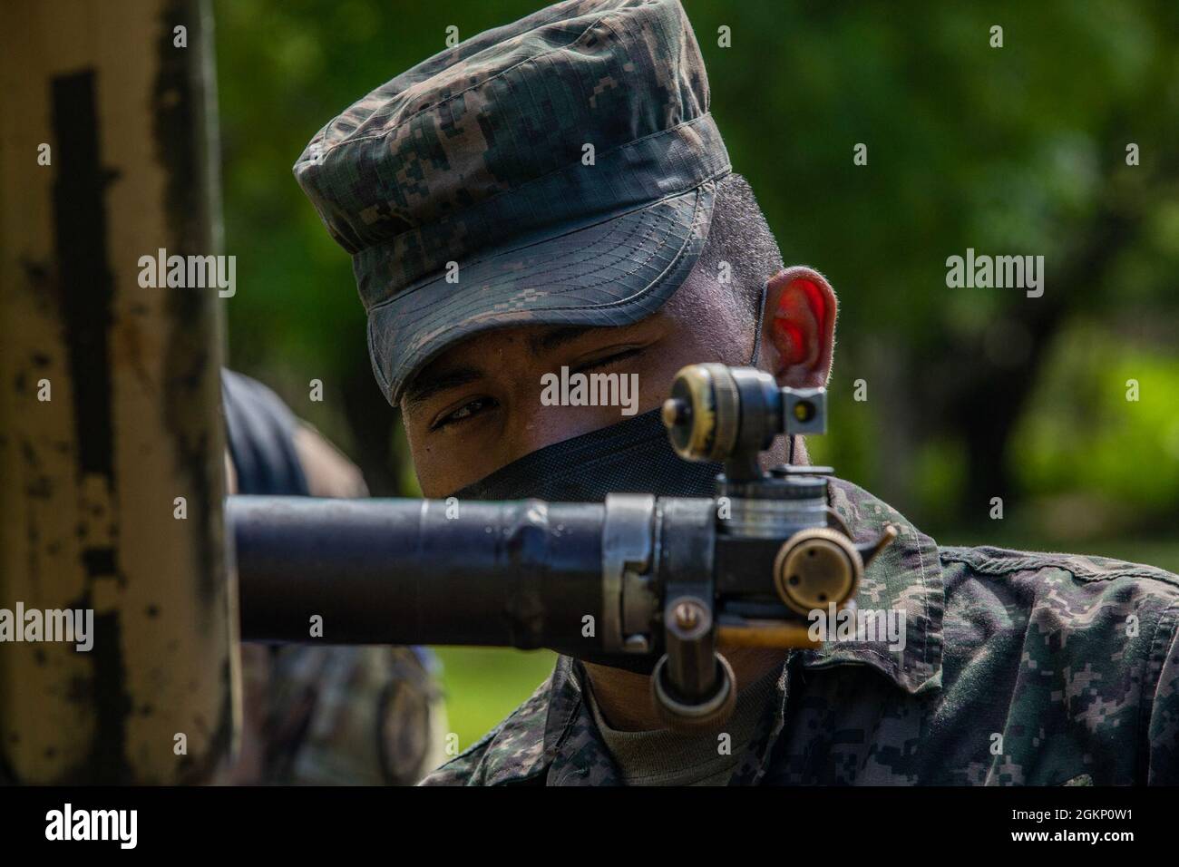 Soldier of the Honduras Armed Forces Army, assigned to 4th Artillery ...