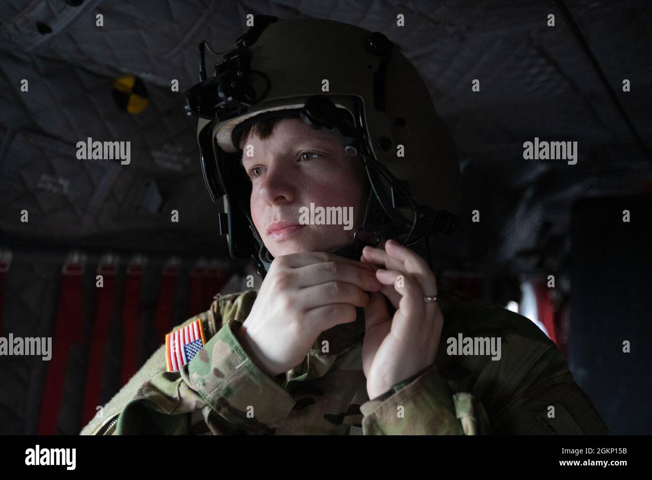 Ch 47 chinook helicopter crew chiefs with the 2nd battalion hi-res ...