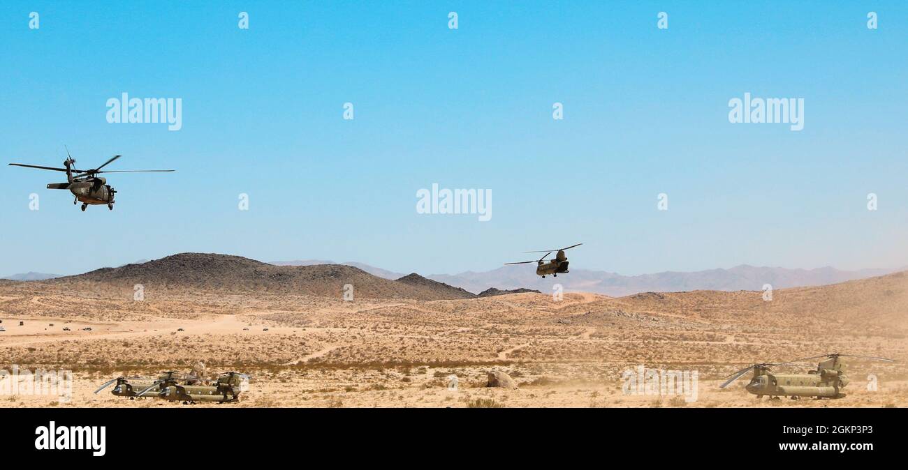 A CH-47 Chinook, with the 158th Aviation Regiment, US Army Reserve ...