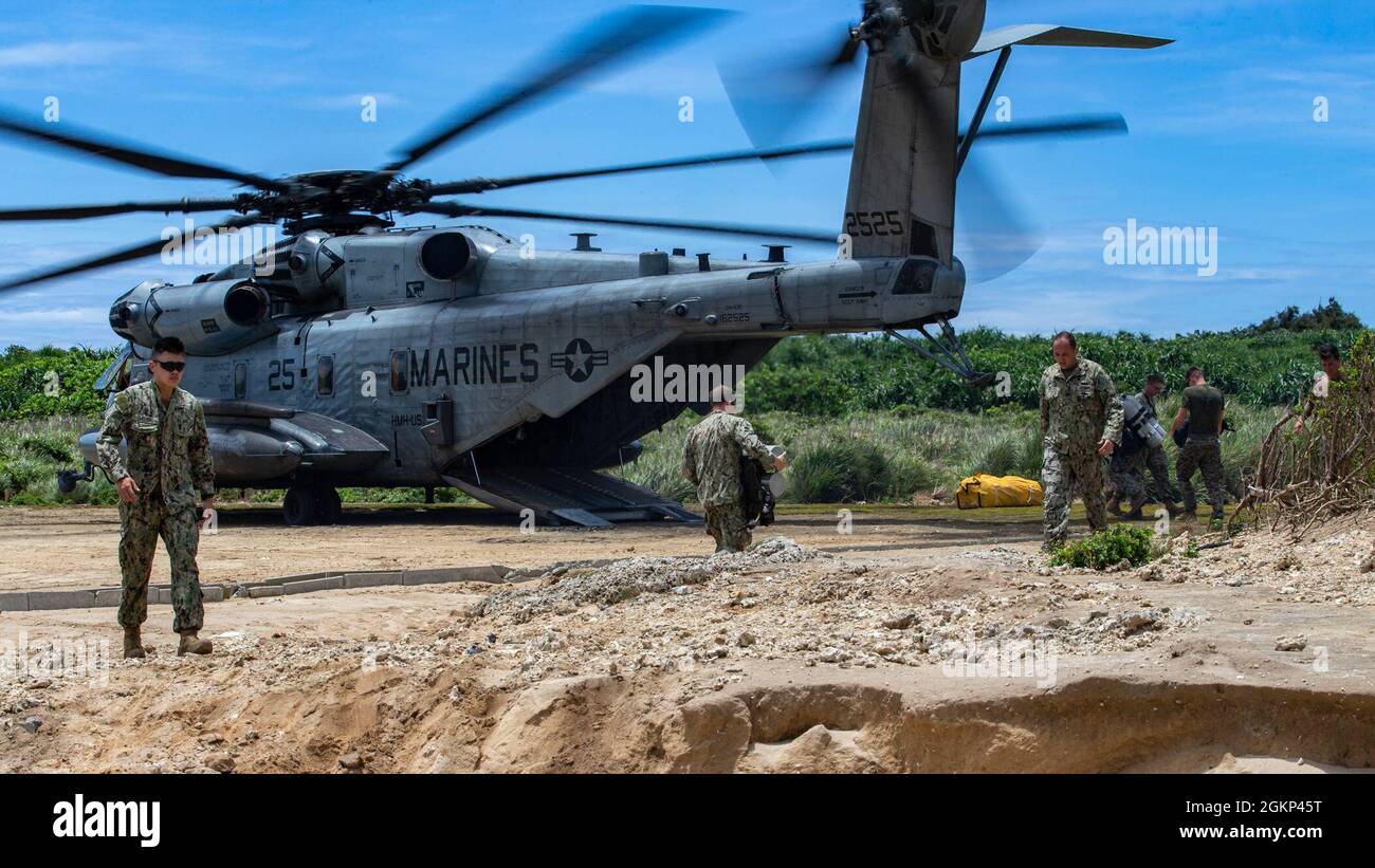 U.S. Marines and Sailors with Marine Heavy Helicopter Squadron (HMH ...