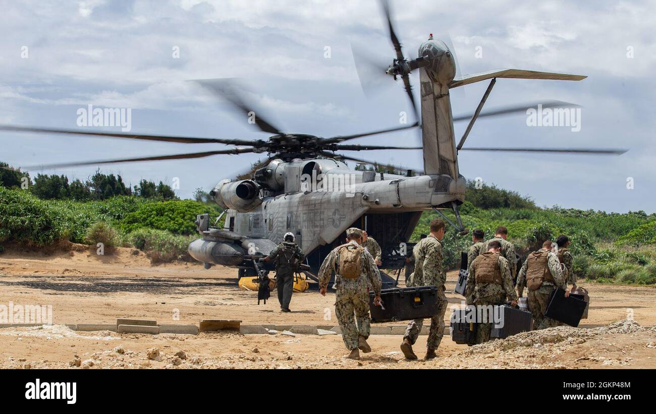 U.S. Marines and Sailors with Marine Heavy Helicopter Squadron (HMH ...