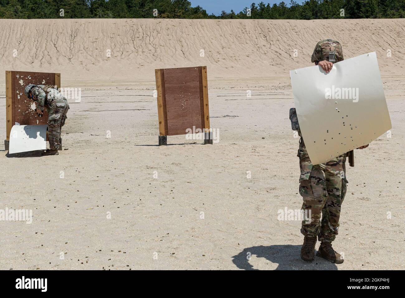 U.S. Army Soldiers with the New Jersey National Guard's 508th Military ...