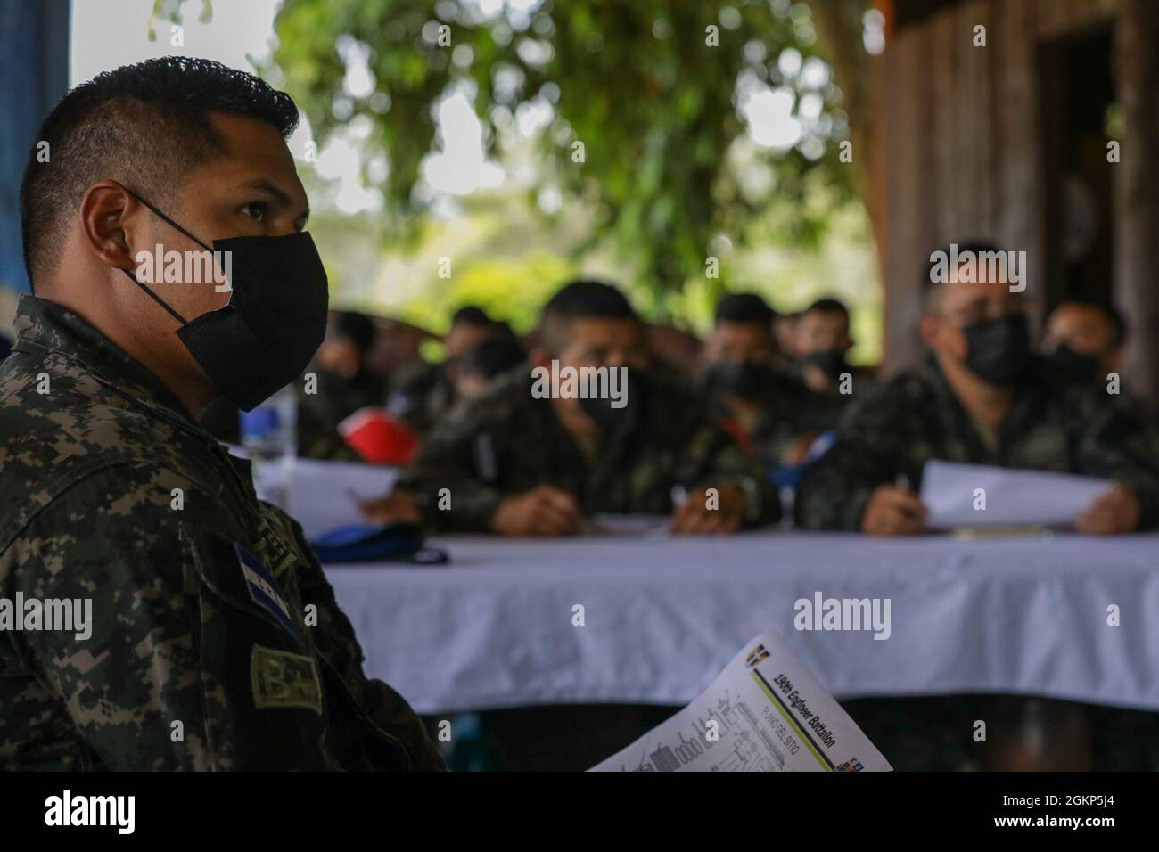 Soldiers in the Honduras Armed Forces Army participate in a bridge ...