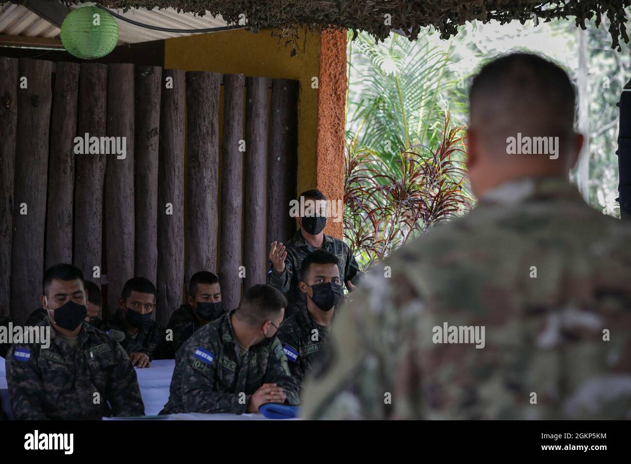 Soldiers in the Honduras Armed Forces Army participate in a bridge ...