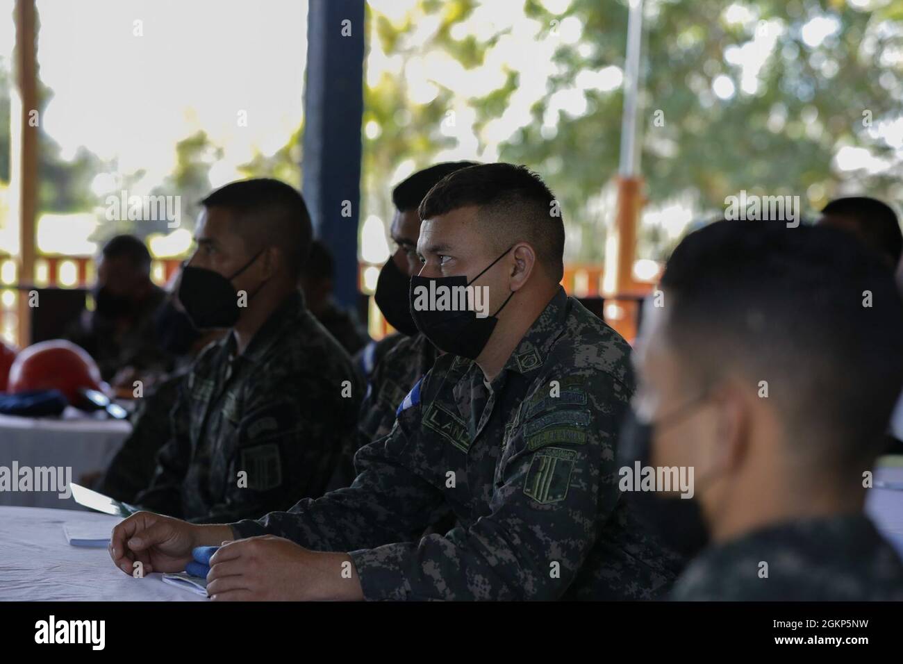Soldiers in the Honduras Armed Forces Army participate in a bridge ...