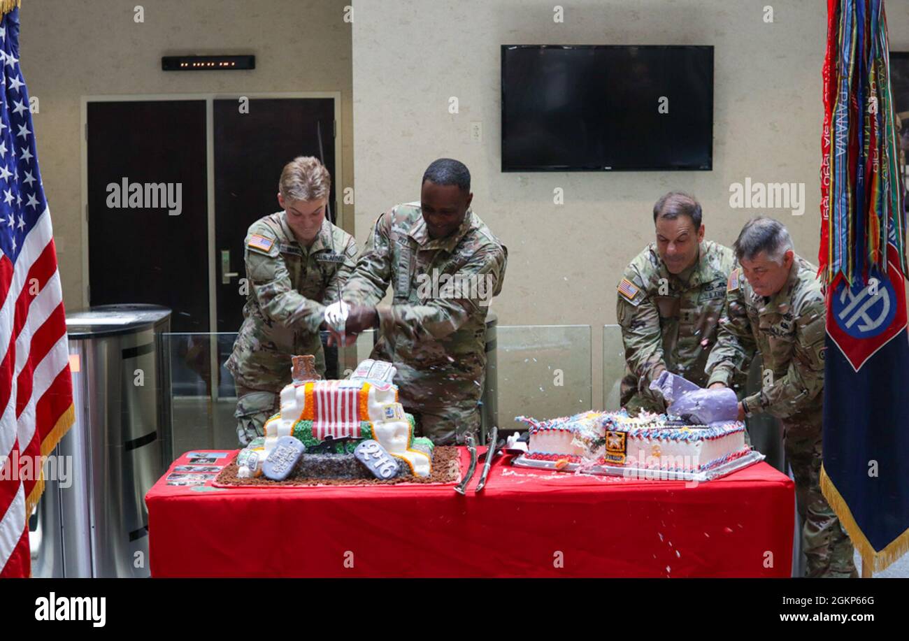 Major general christopher donahue hi-res stock photography and images ...