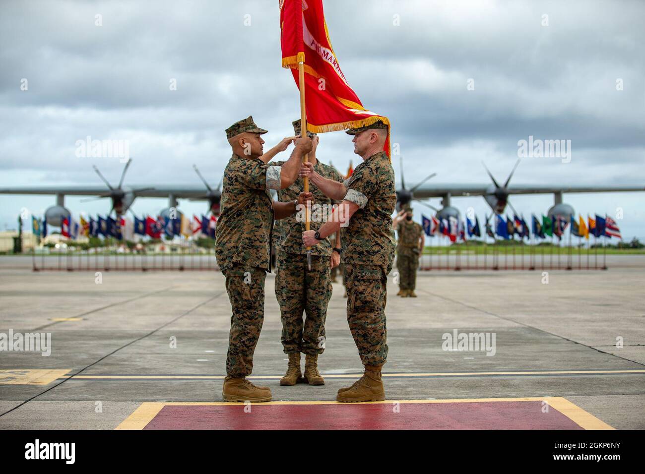 U.S. Marine Corps Brig. Gen. Chris McPhillips, right, relinquishes 1st ...
