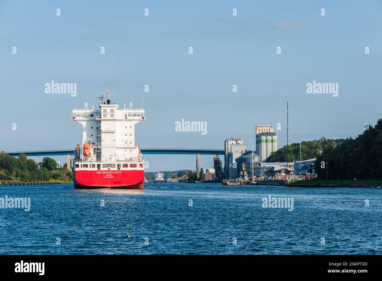 Ein Containerschiff im Nord-Ostsee-Kanal auf dem Weg zur Schleuse in Kiel-Holtenau in die Ostsee ...