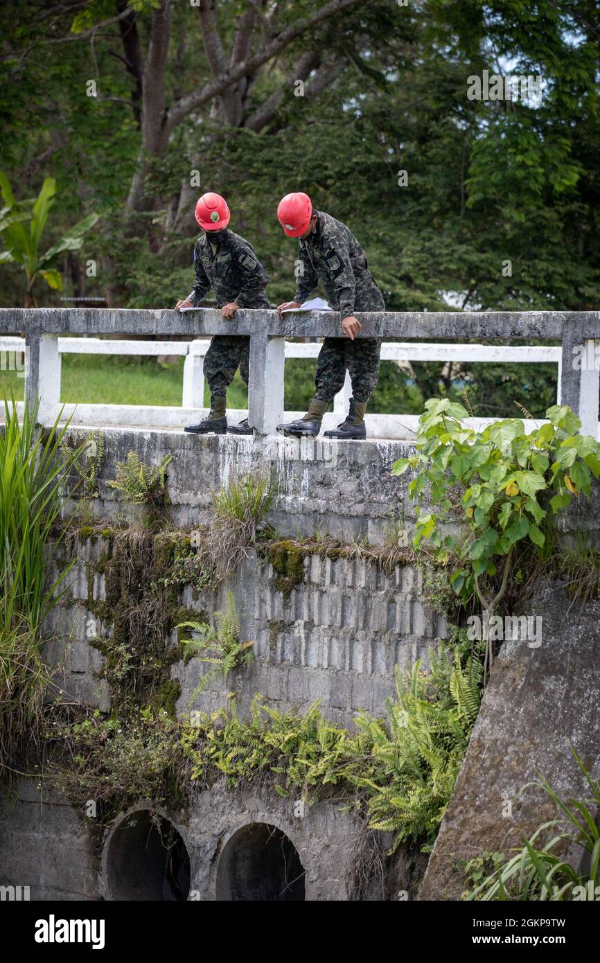 Soldiers in the Honduras Armed Forces Army participate in a bridge ...
