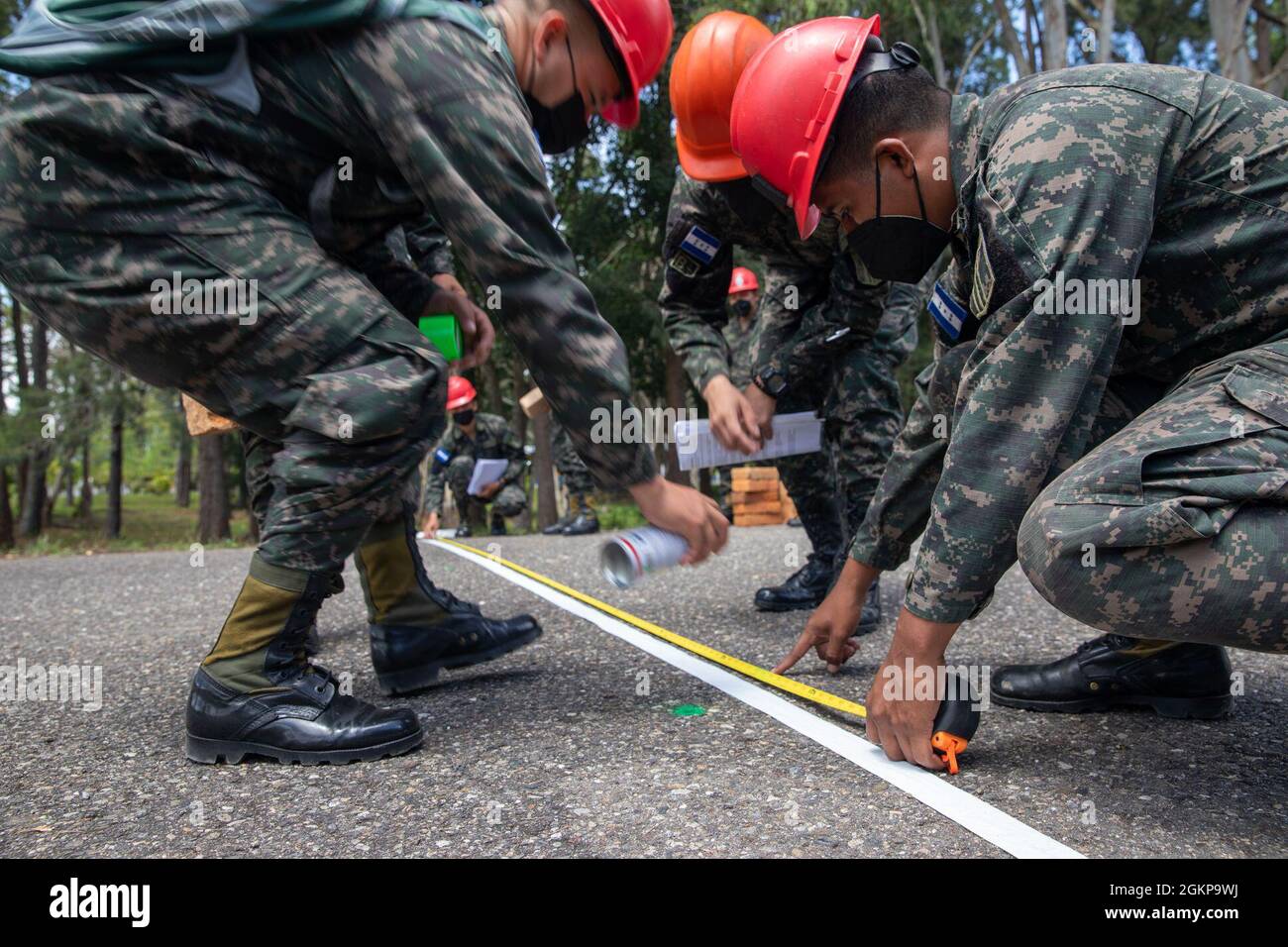 Soldiers in the Honduras Armed Forces Army participate in a bridge ...