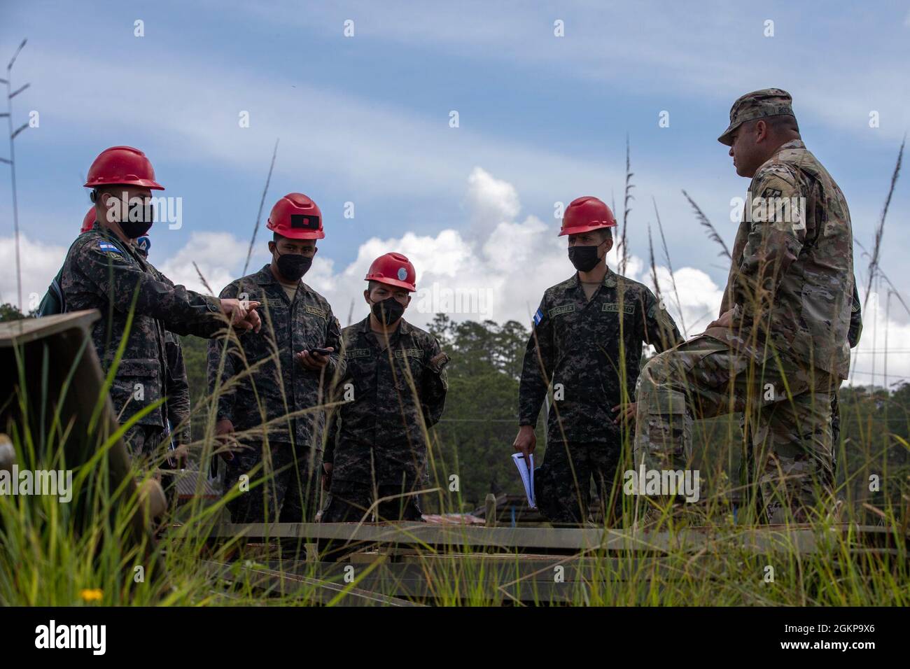 Soldiers in the Honduras Armed Forces Army participate in a bridge ...