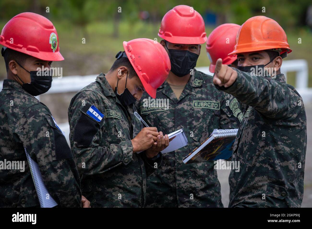Soldiers in the Honduras Armed Forces Army participate in a bridge ...