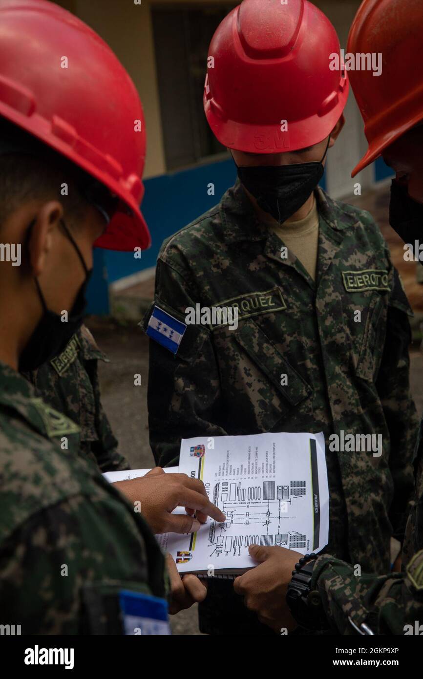 Soldiers in the Honduras Armed Forces Army participate in a bridge ...
