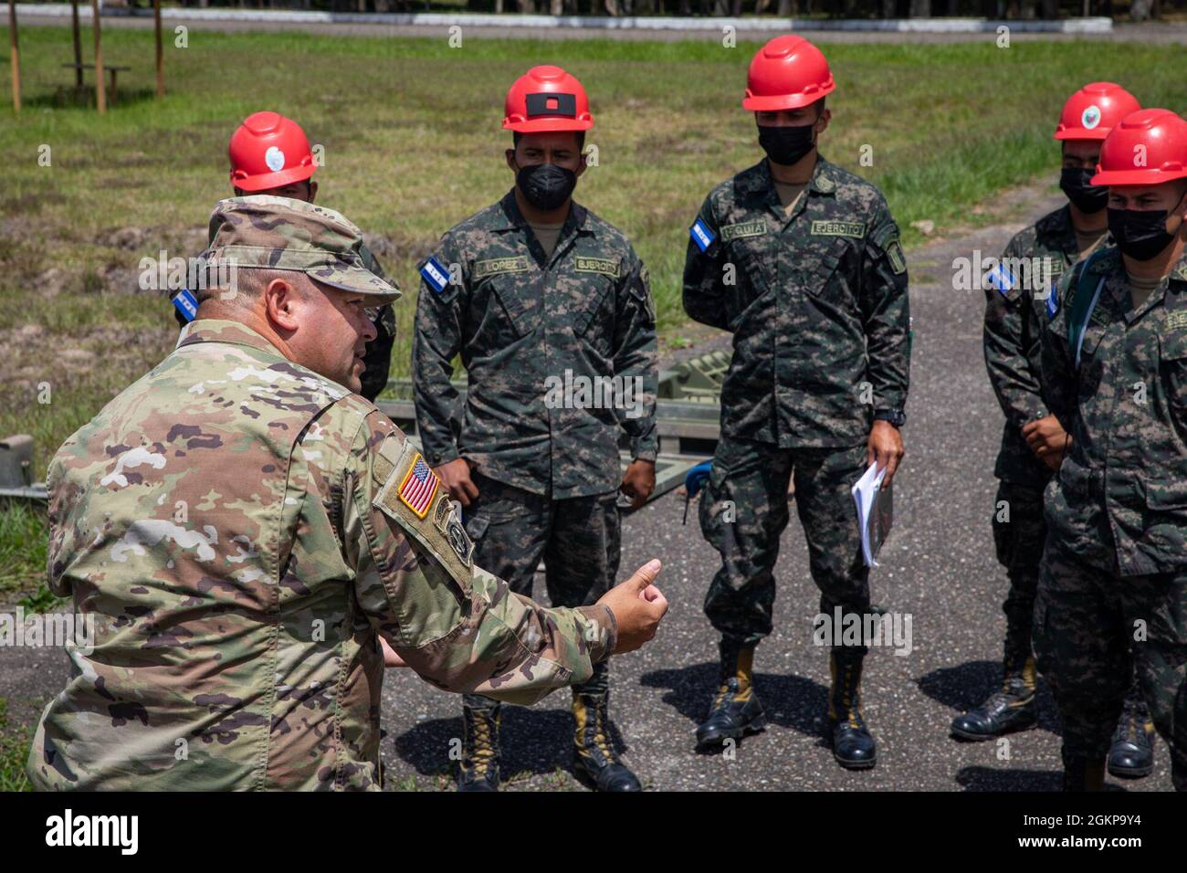 Soldiers in the Honduras Armed Forces Army participate in a bridge ...