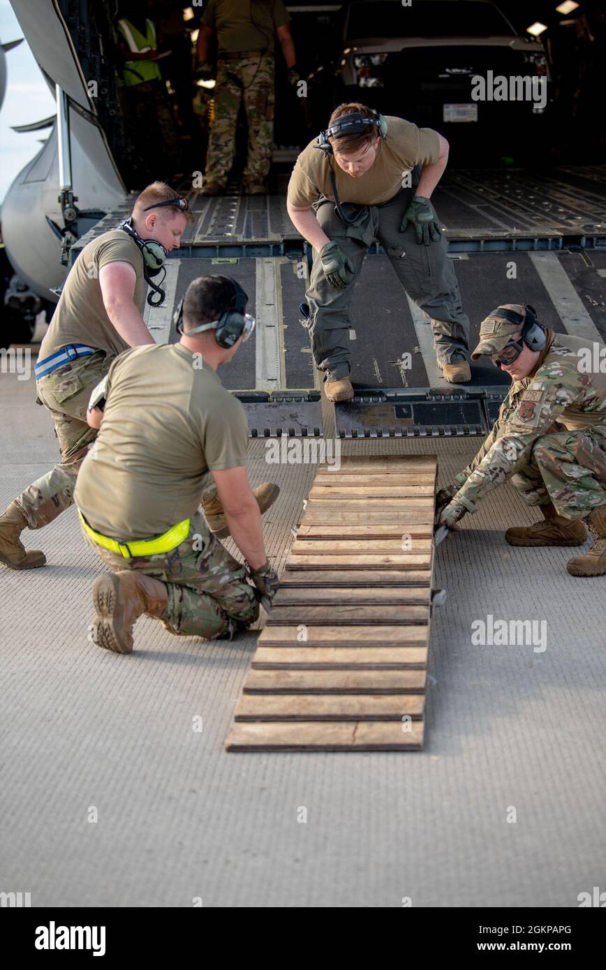 Aerial porters from the Kentucky Air National Guard’s 123rd Contingency ...