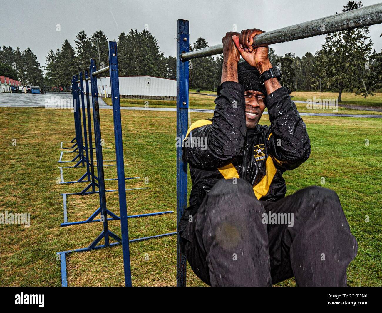 Army combat fitness test leg tuck hi-res stock photography and images ...