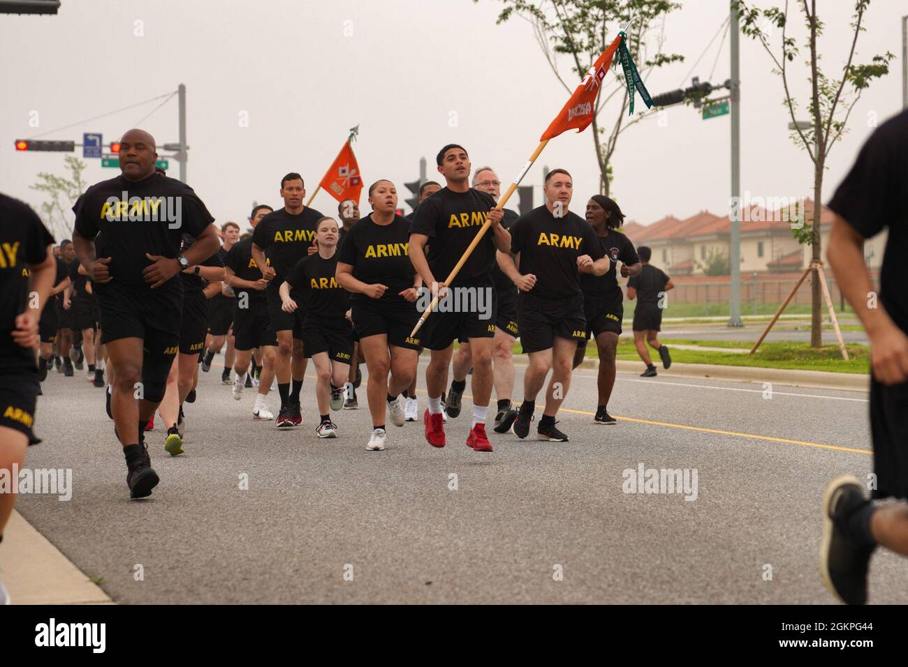 Soldiers of the 41st Signal Battalion, 1st Signal Brigade run during ...