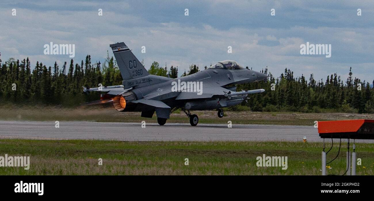 A United States Air Force F-16 Fighting Falcon fighter jet takes off ...