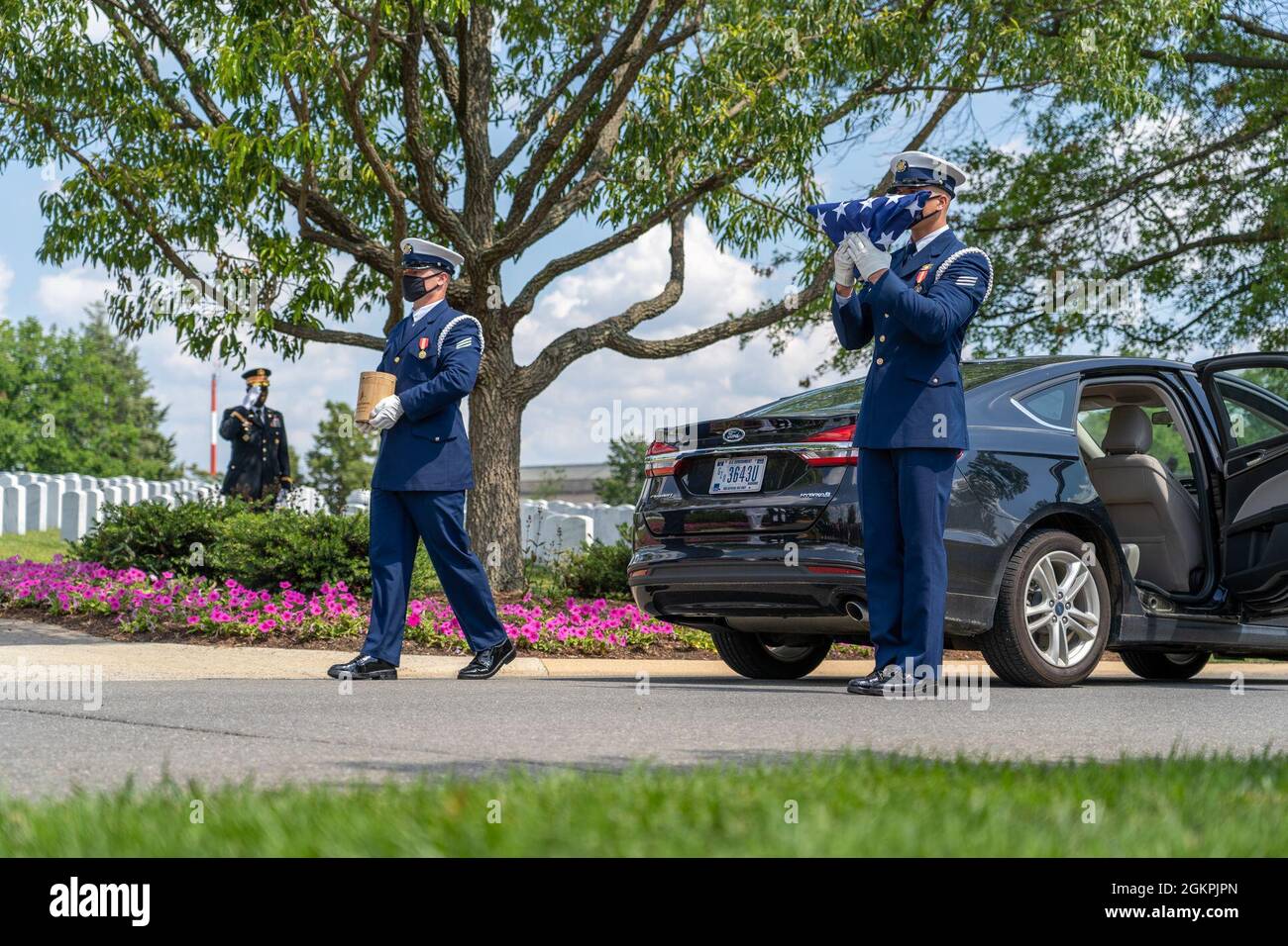 Members from the United States Coast Guard Ceremonial Honor Guard ...