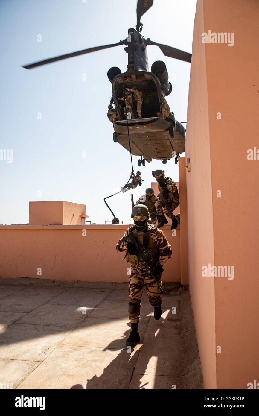 Royal Morrocan Armed Forces practice fast rope insertion training ...