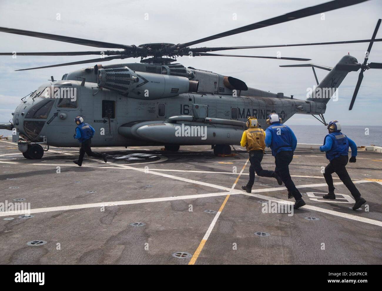 Aircraft handlers hi-res stock photography and images - Alamy