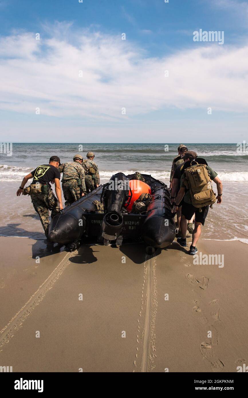 U.S. Marines with Bravo Company, 2d Reconnaissance Battalion, 2d Marine ...