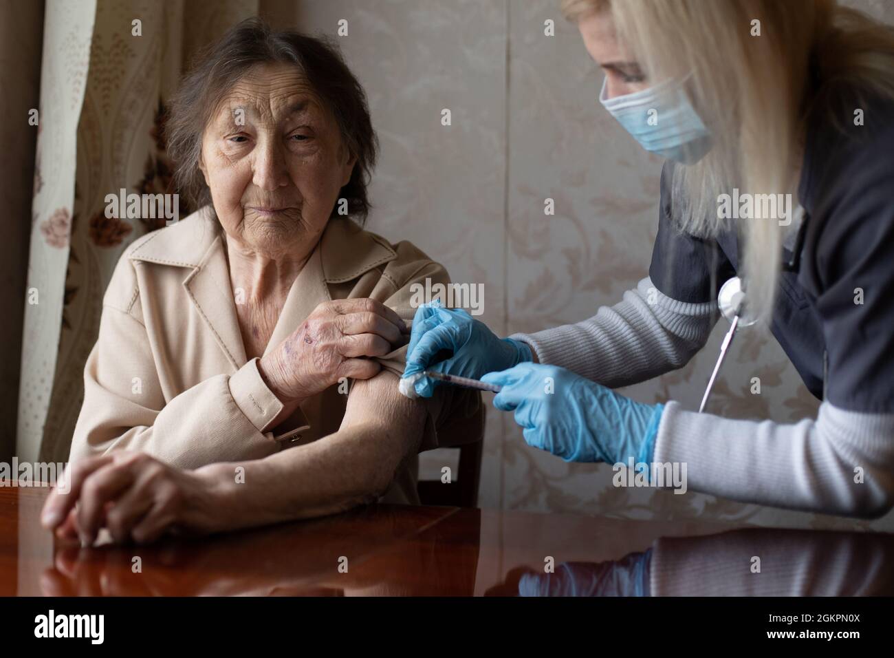 The doctor gives old woman's an injection Stock Photo - Alamy