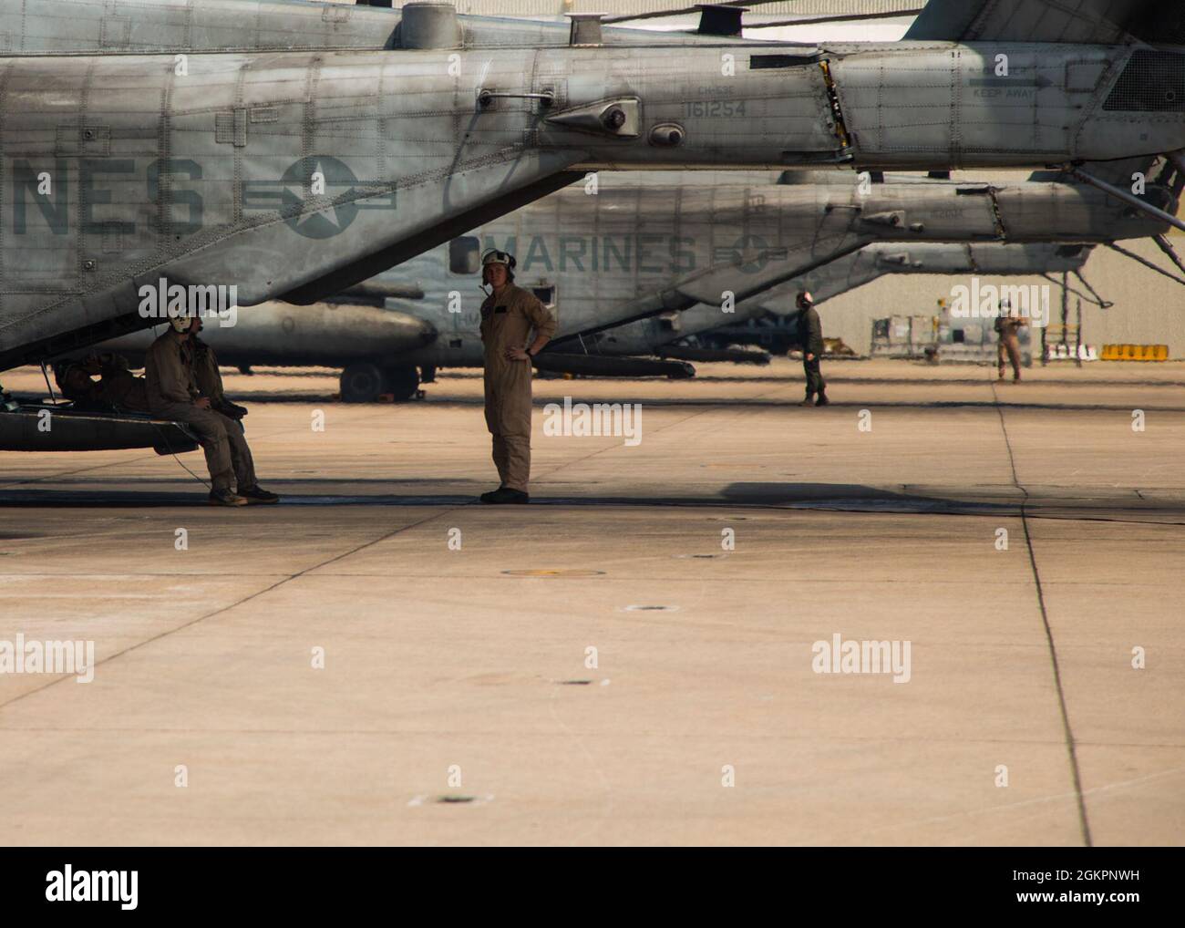 U.S. Marines with Marine Heavy Helicopter Squadron (HMH) 361, Marine ...