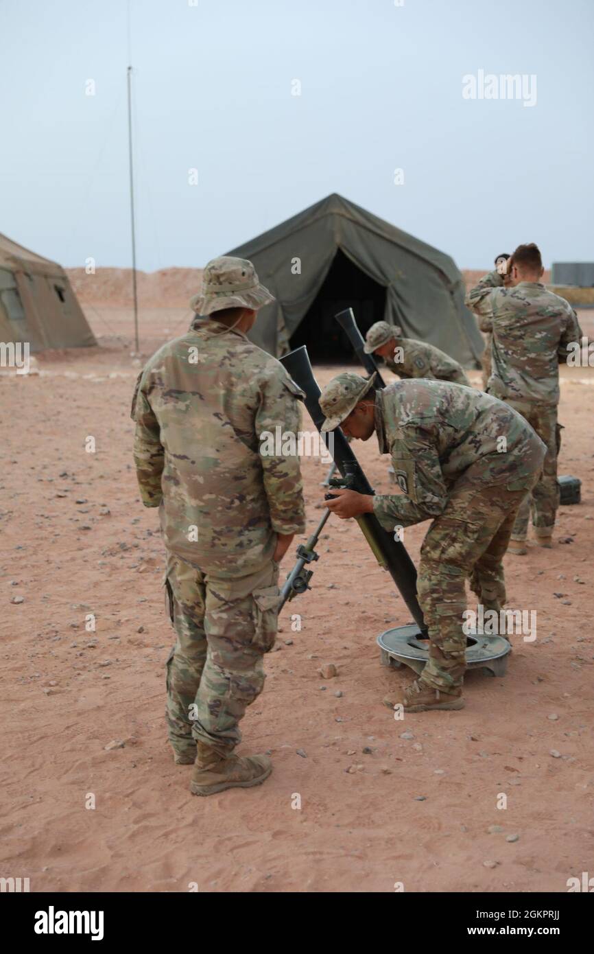 Mortar platoon parachute hi-res stock photography and images - Alamy