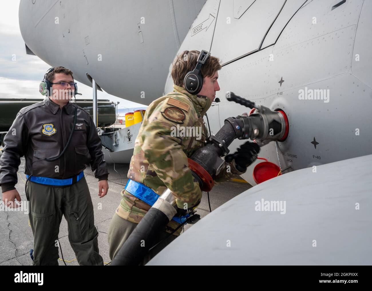 Wet wing defuel hi-res stock photography and images - Alamy