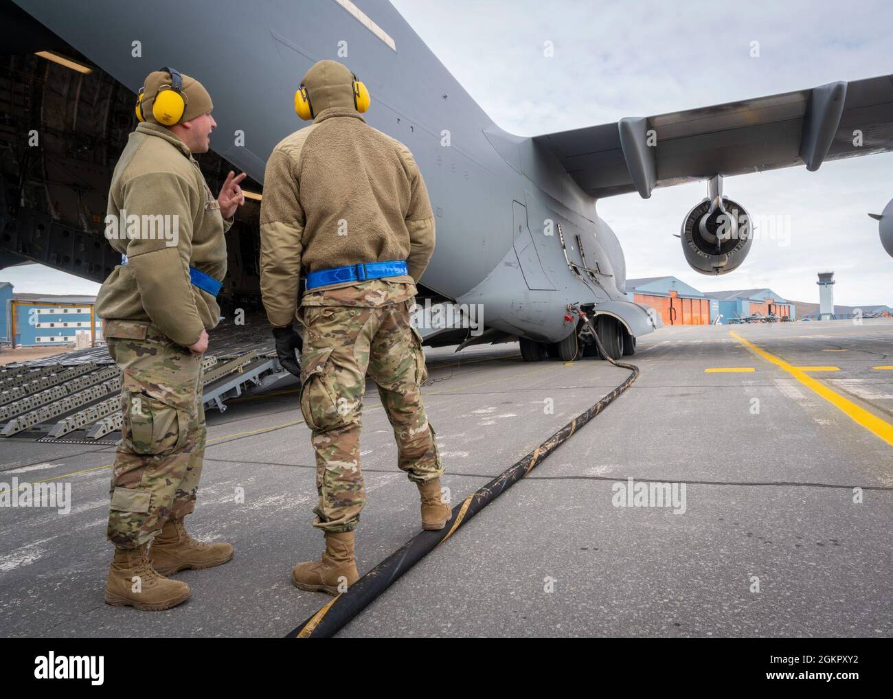 U.S. Air Force Airmen assigned to the 140th Wing and 4th Airlift ...
