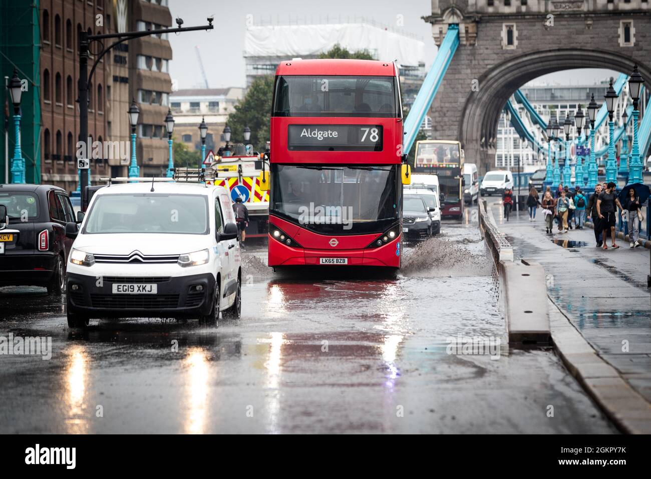 Cars drive through the flooding on Tower Bridge Stock Photo - Alamy