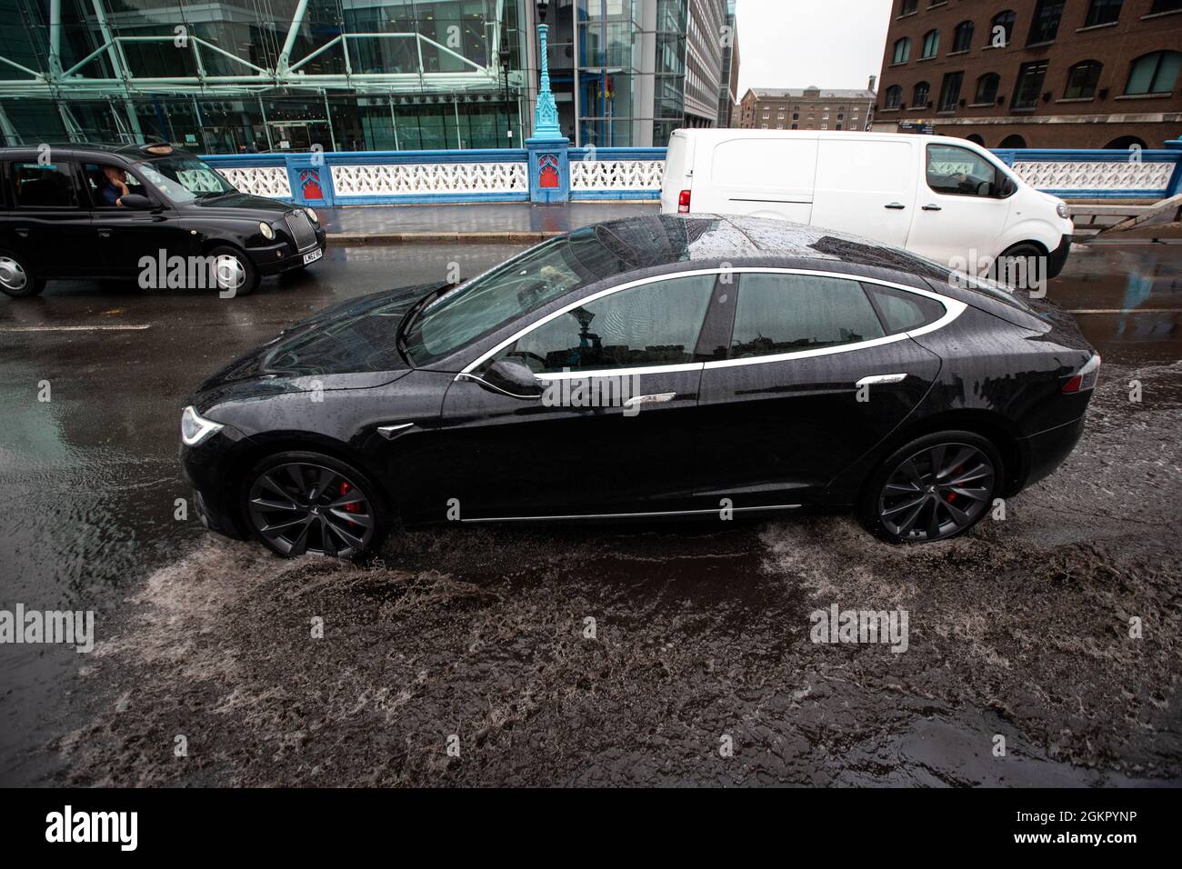 Cars drive through the flooding on Tower Bridge Stock Photo - Alamy