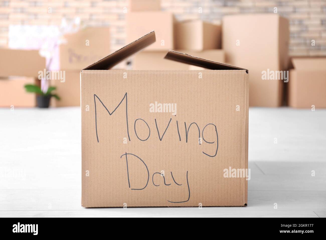 Move house concept. Carton box on floor in empty room Stock Photo - Alamy