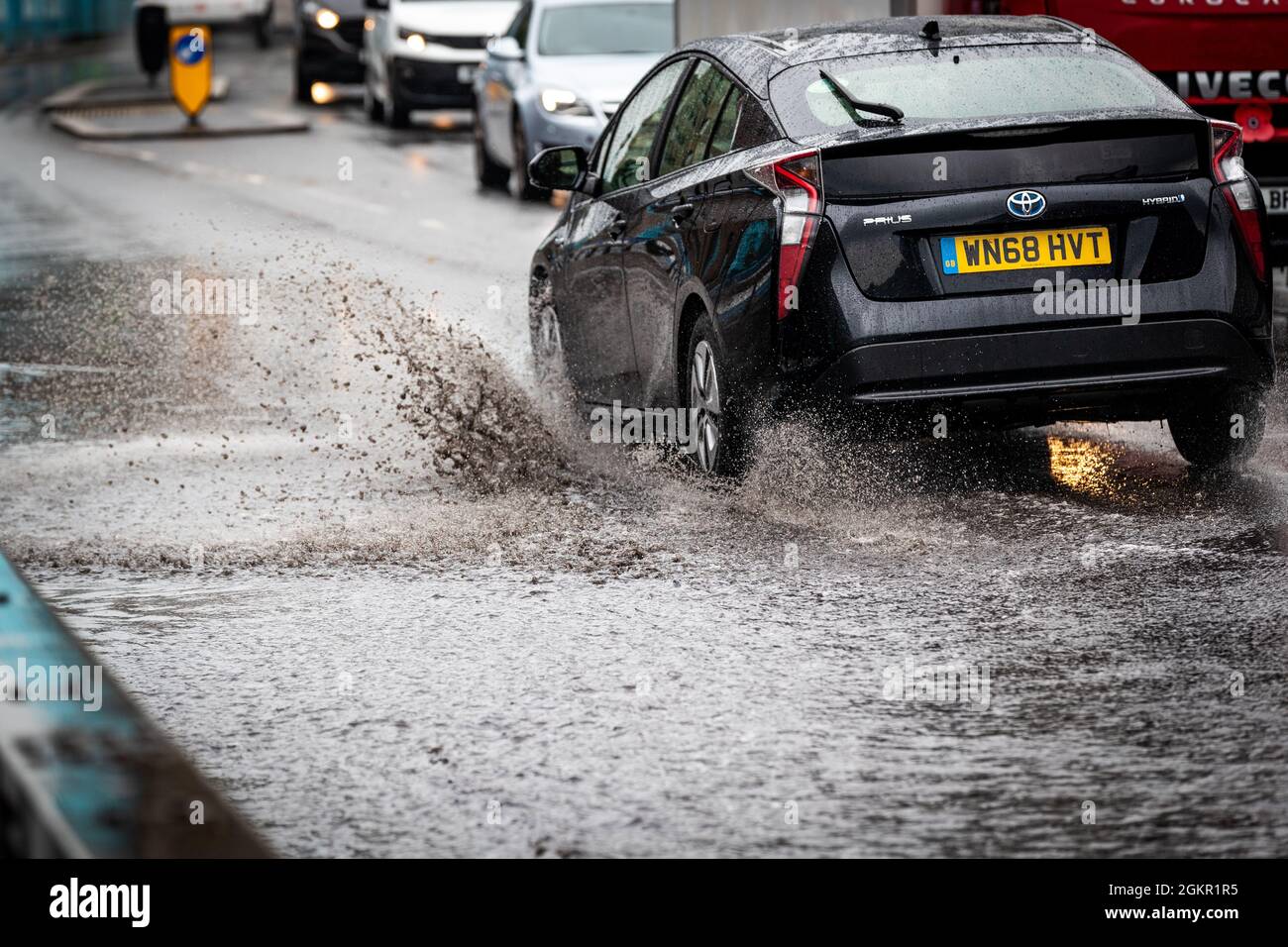 Cars drive through the flooding on Tower Bridge Stock Photo - Alamy