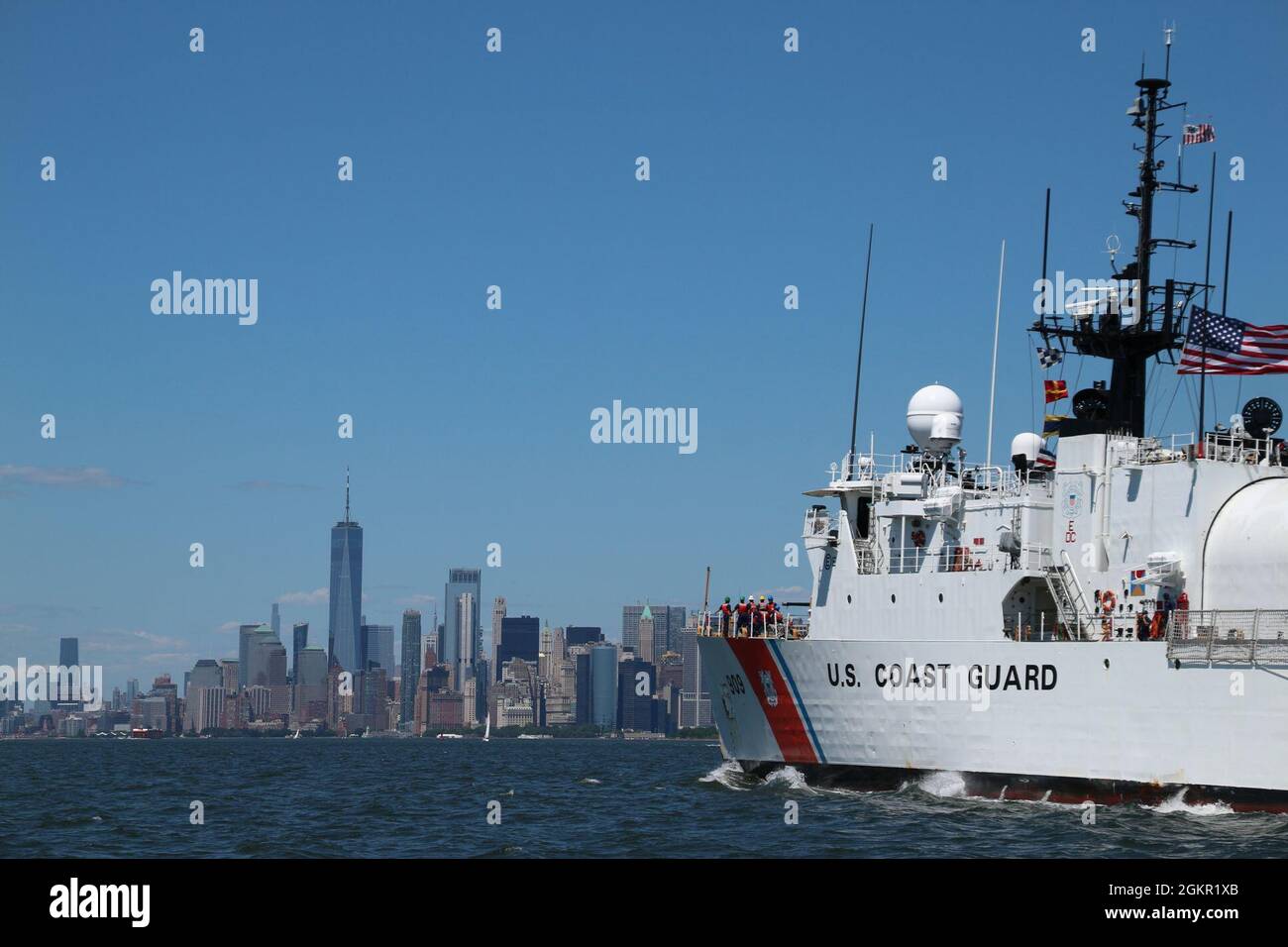Coast Guard Cutter Campbell transits New York’s Upper Bay toward ...