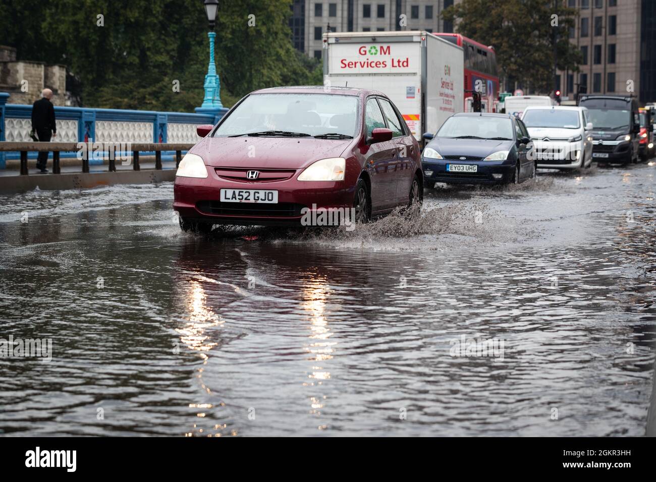 Cars drive through the flooding on Tower Bridge Stock Photo - Alamy