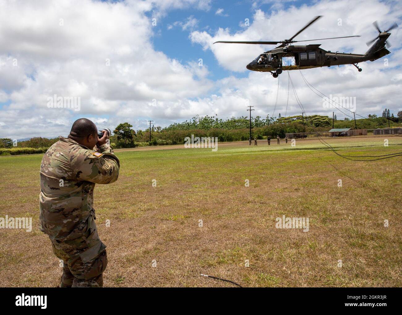 Soldiers assigned to 25th Infantry Division and U.S. Army Hawaii rappel ...